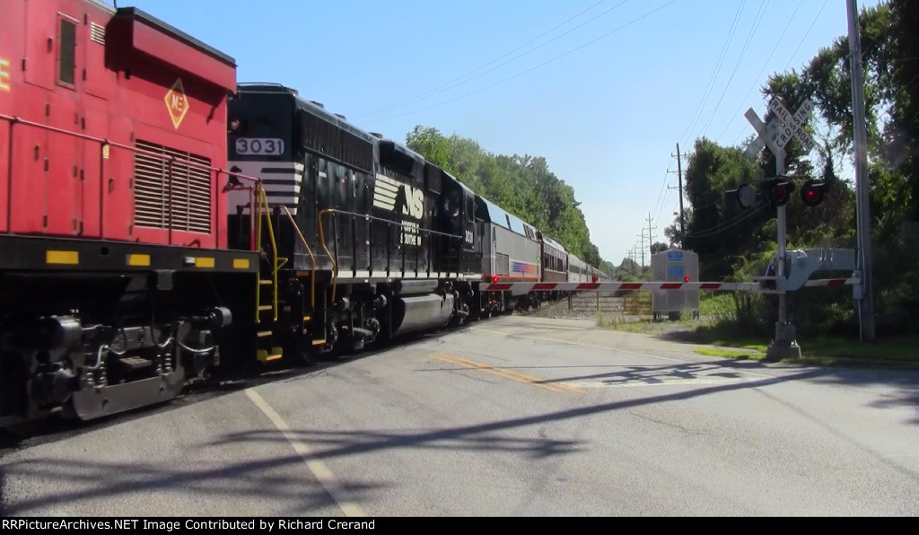 GP40-2 3031 Crossing High Street